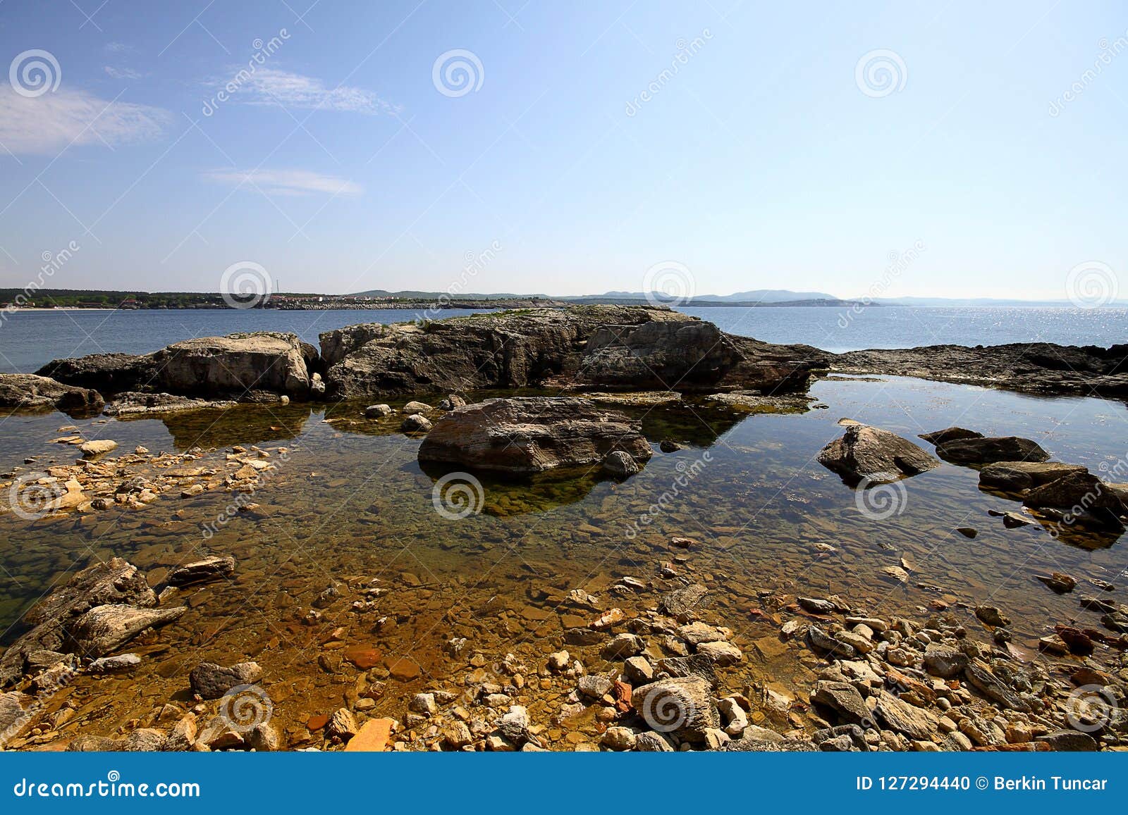 Rocky Area by the Sea fotografia stock. Immagine di spiaggia - 127294440