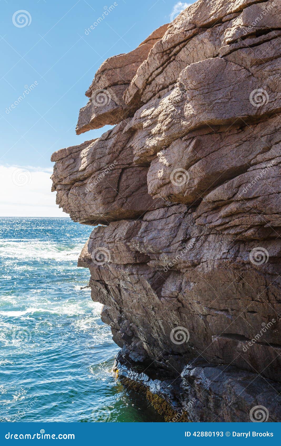 Rocky Cliffs Over Blue Sea imagen de archivo. Imagen de exterior - 42880193