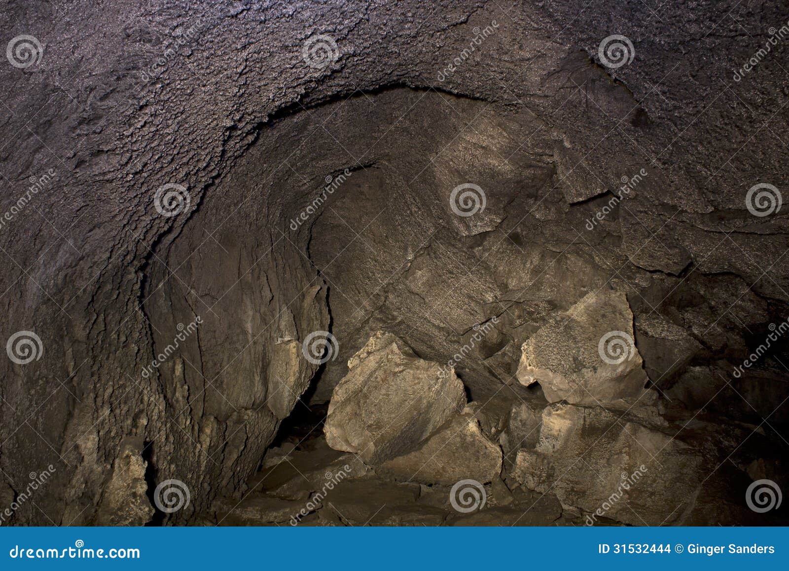 Rocky Interior of Lava Tube Cave Foto de archivo - Imagen de horizontal ...