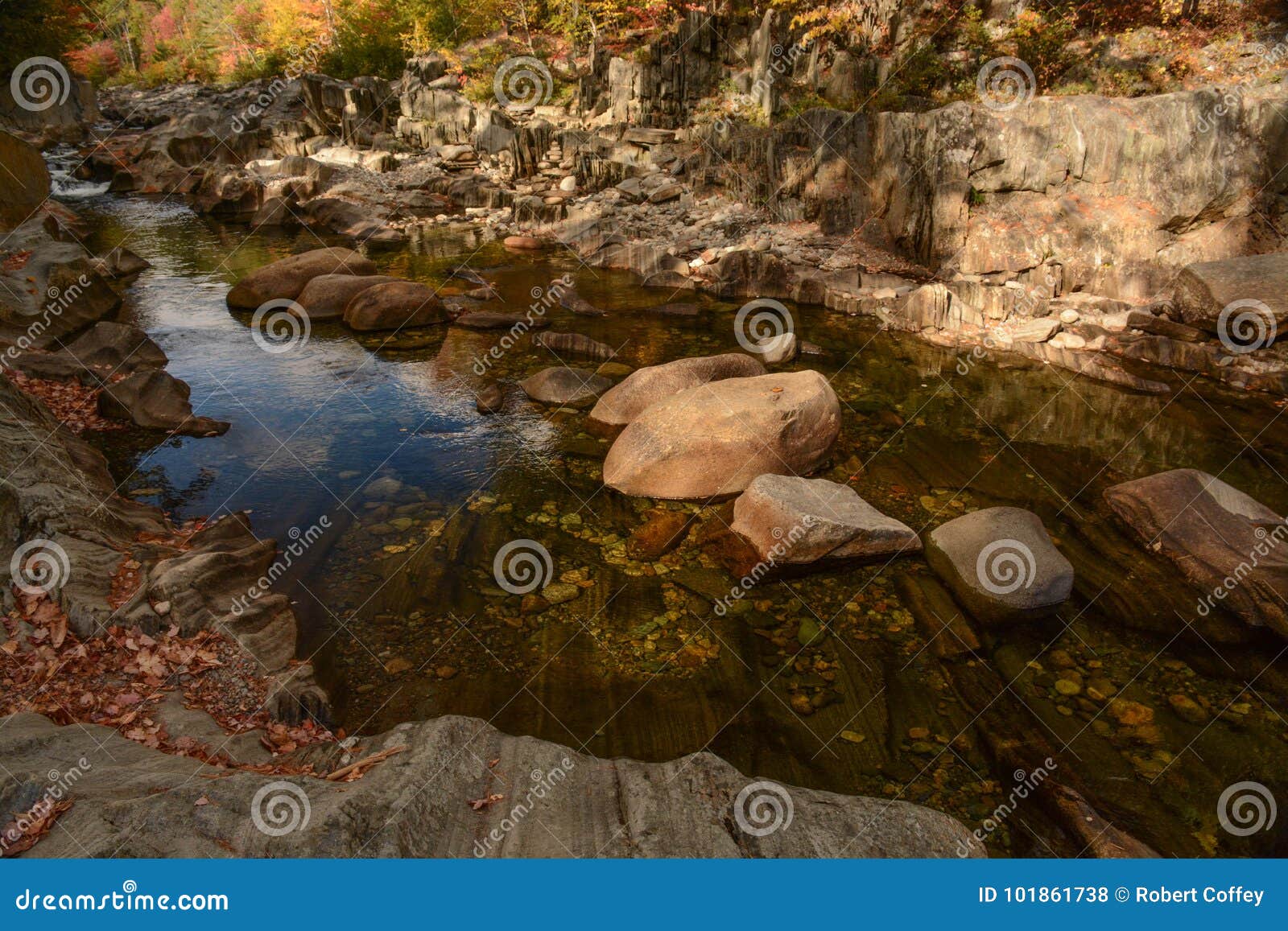 Rocky Stream foto de stock. Imagem de através, outono - 101861738