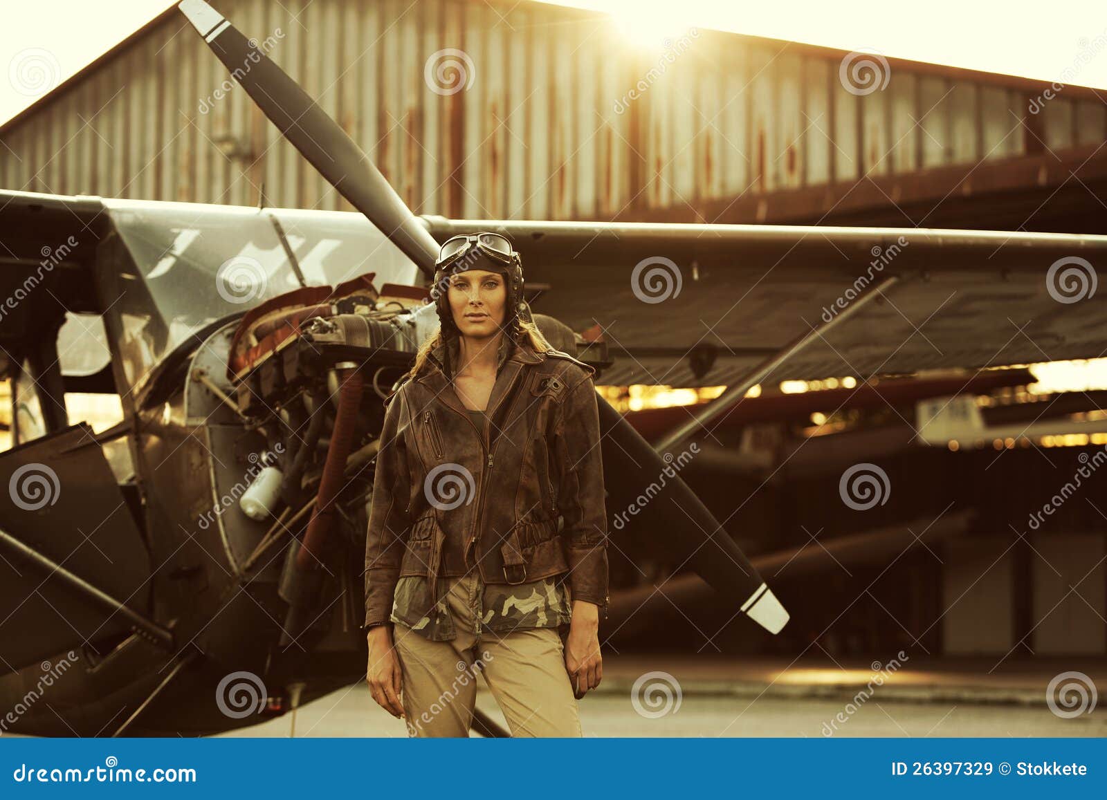 Rocznika samolotu pilot obraz stock. Obraz złożonej z lotnisko - 26397329