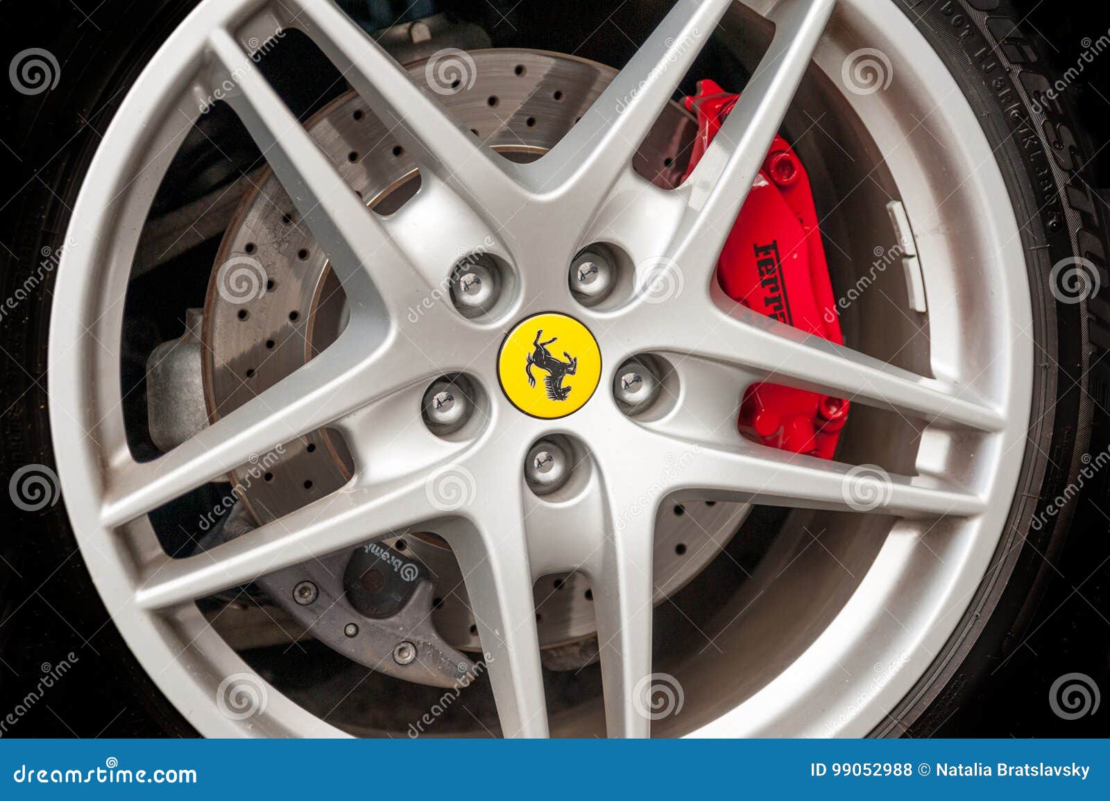 Roda de Ferrari foto de stock editorial. Imagem de potência - 99052988