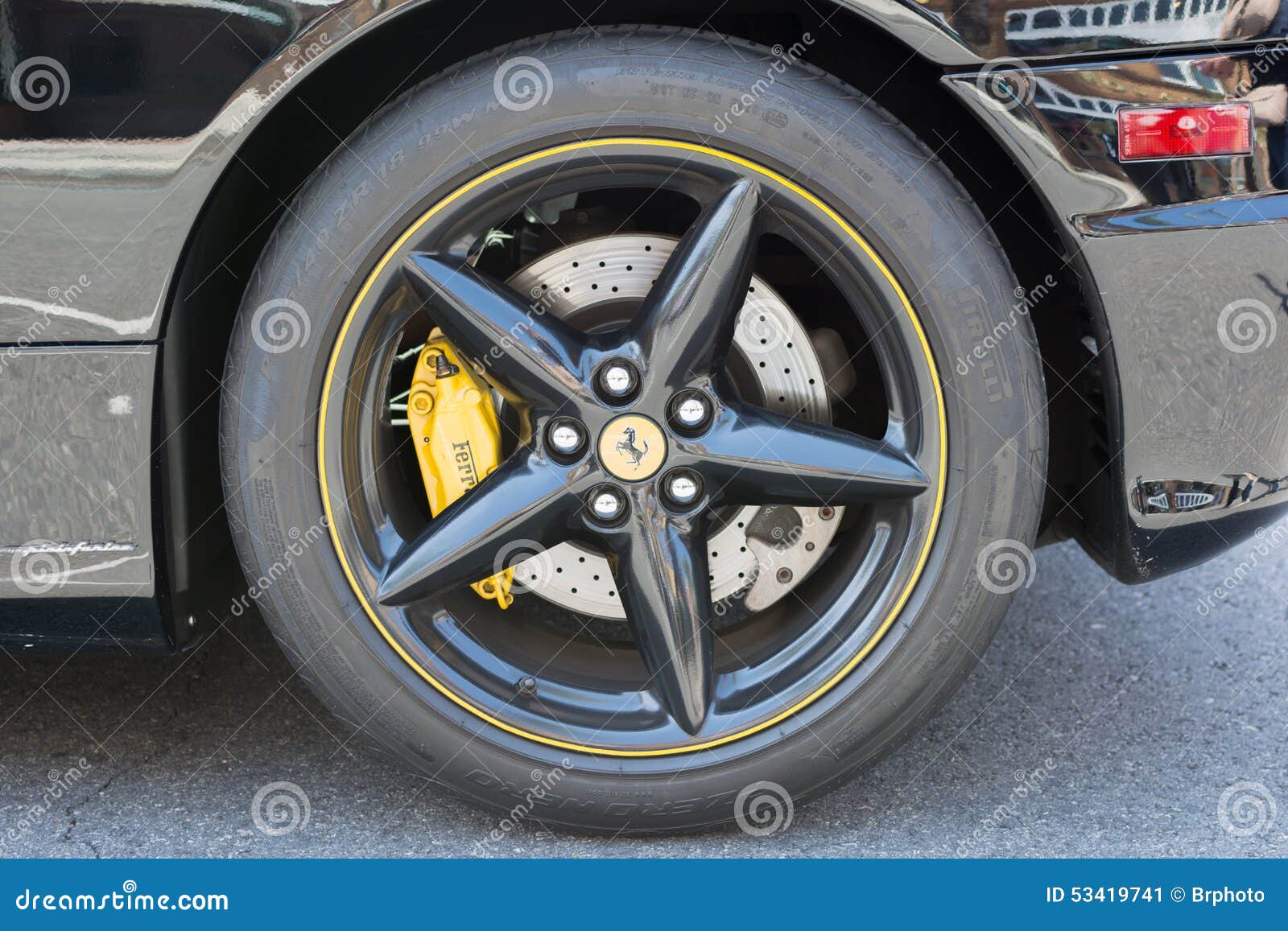 Roda De Ferrari Na Exposição Foto Editorial - Imagem de esporte, velho ...