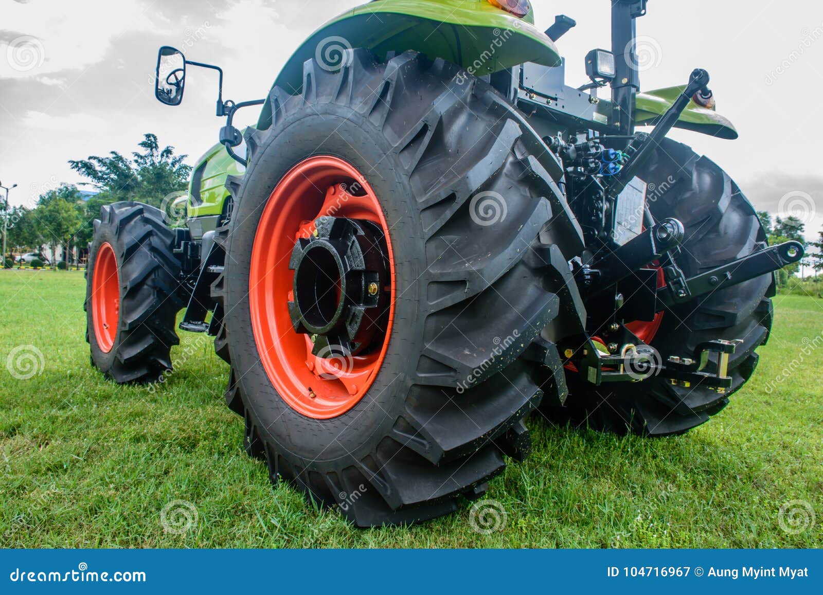 Roda grande do trator imagem de stock. Imagem de diesel - 104716967