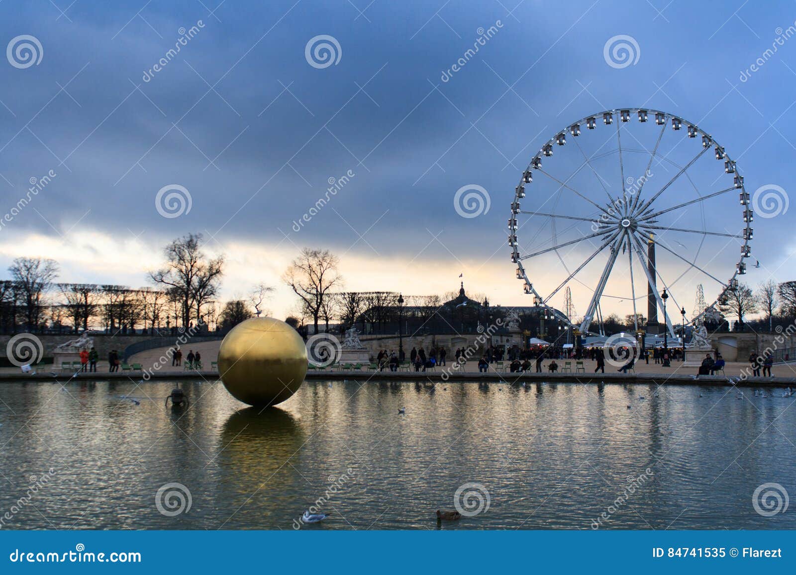 Roda Grandioso De Roue Ferris Do La E Uma Esfera Dourada Em Paris ...