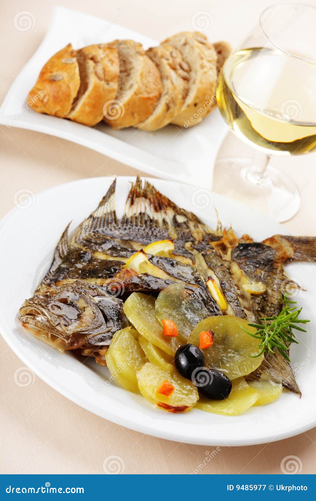 Rodaballo cocido al horno imagen de archivo. Imagen de patata - 9485977