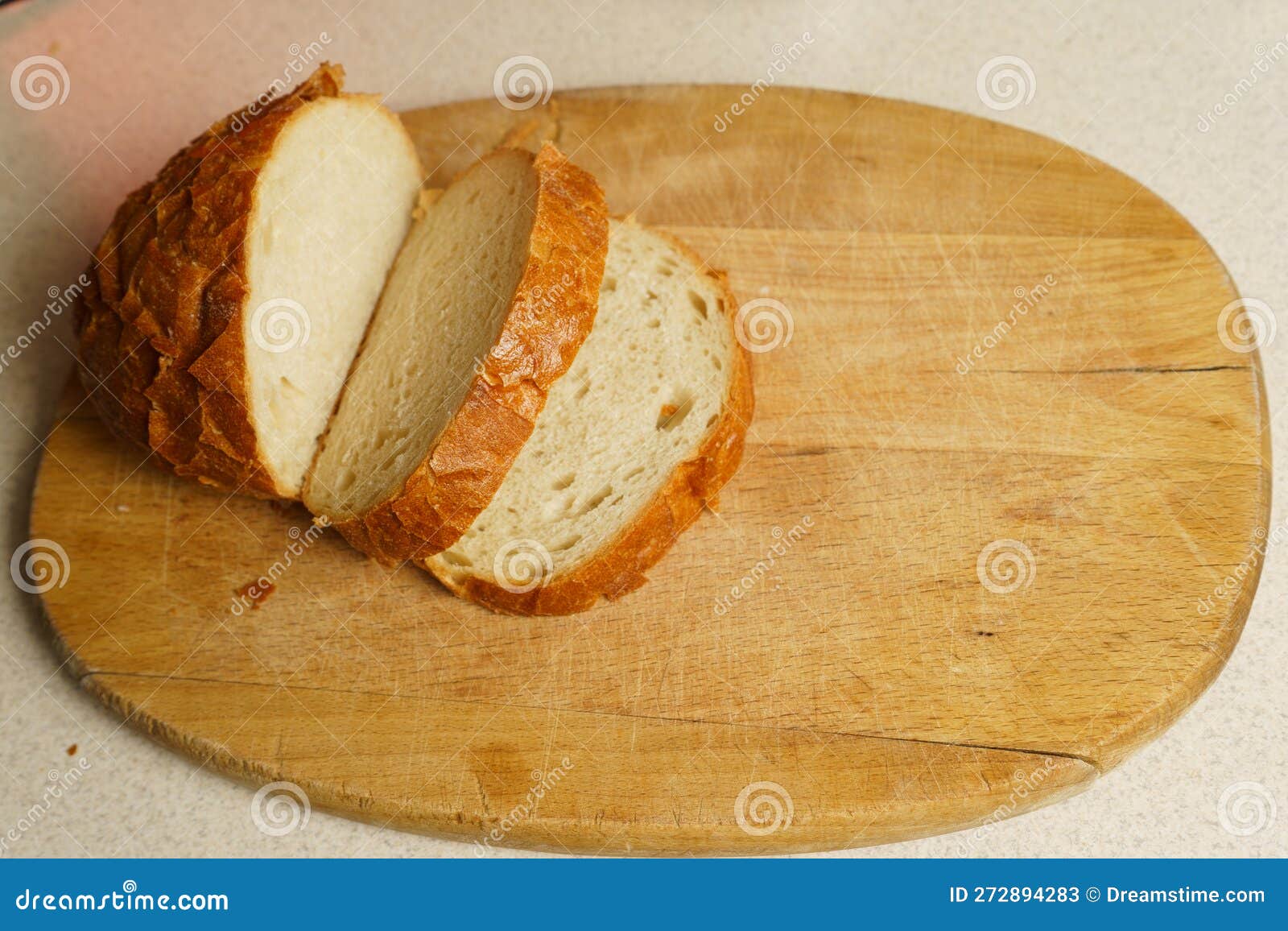 Rodajas De Pan En Tablero De Madera Imagen de archivo - Imagen de ...