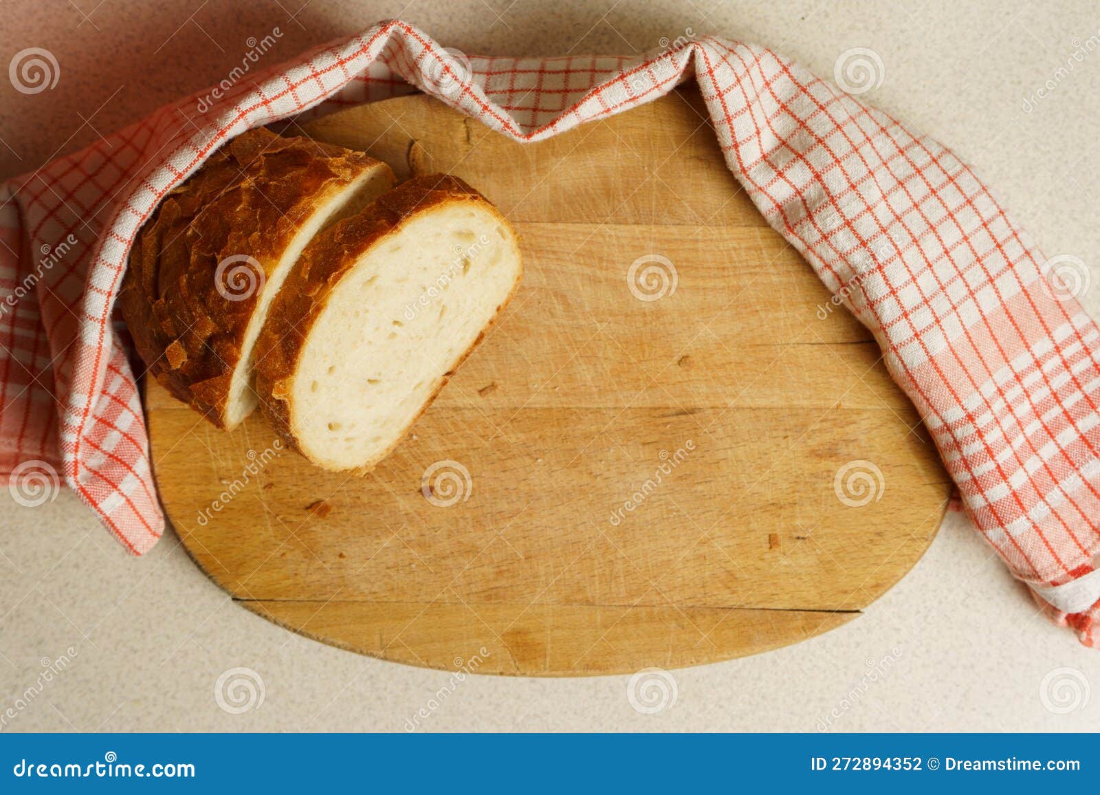 Rodajas De Pan En Tablero De Madera Foto de archivo - Imagen de ...