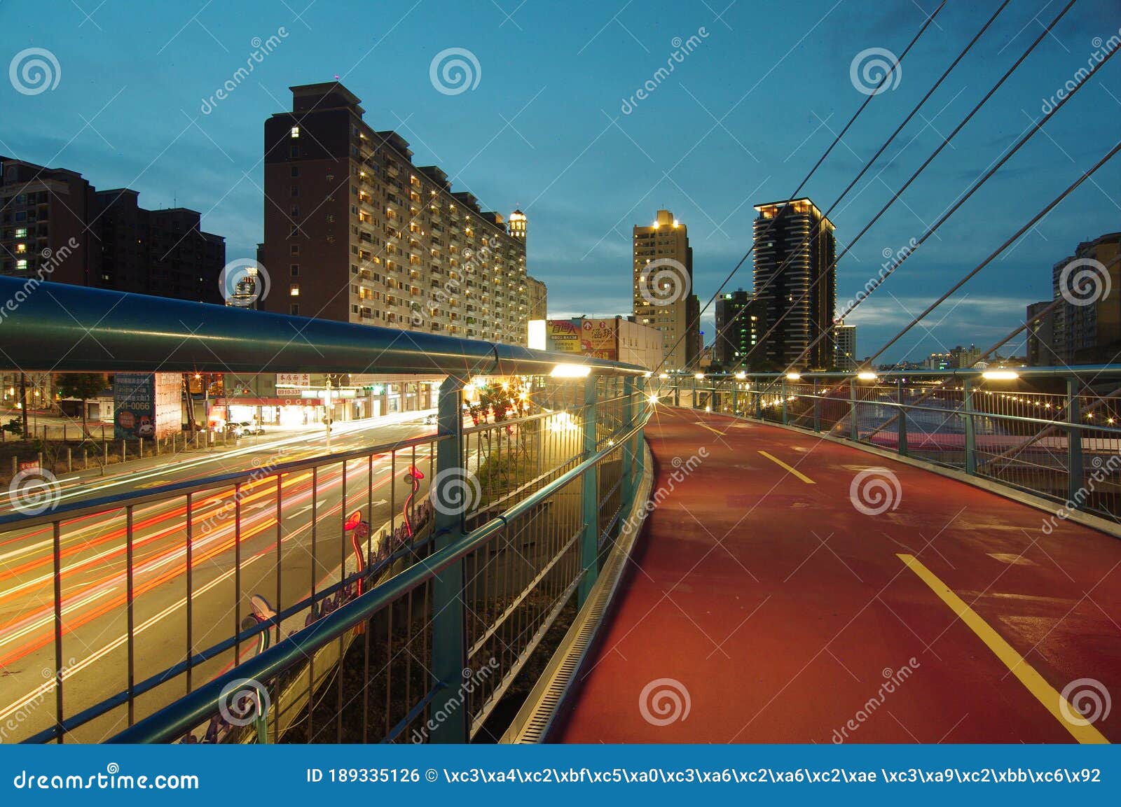 Rodar Escenas De Hermosas Calles De La Ciudad Foto de archivo - Imagen ...