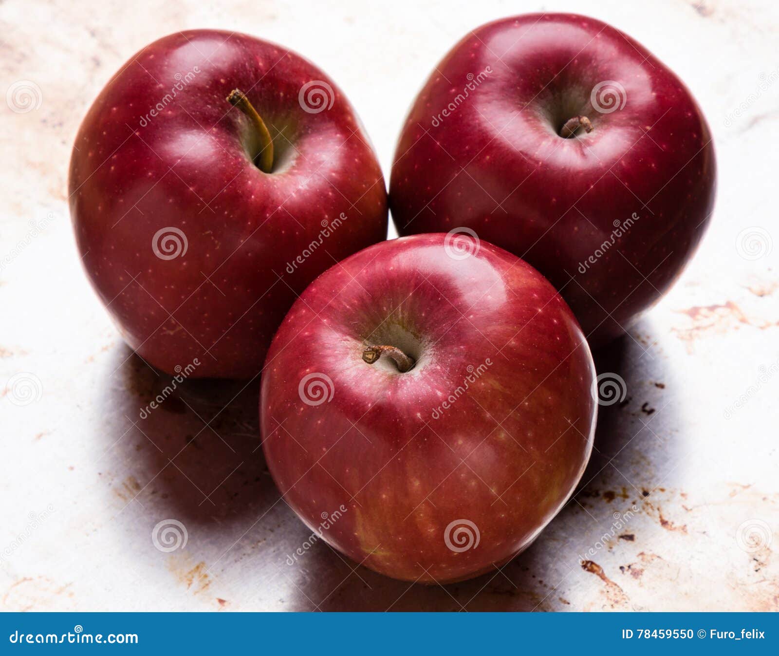 Rode appel op staalplaat stock foto. Image of nave, appelen - 78459550