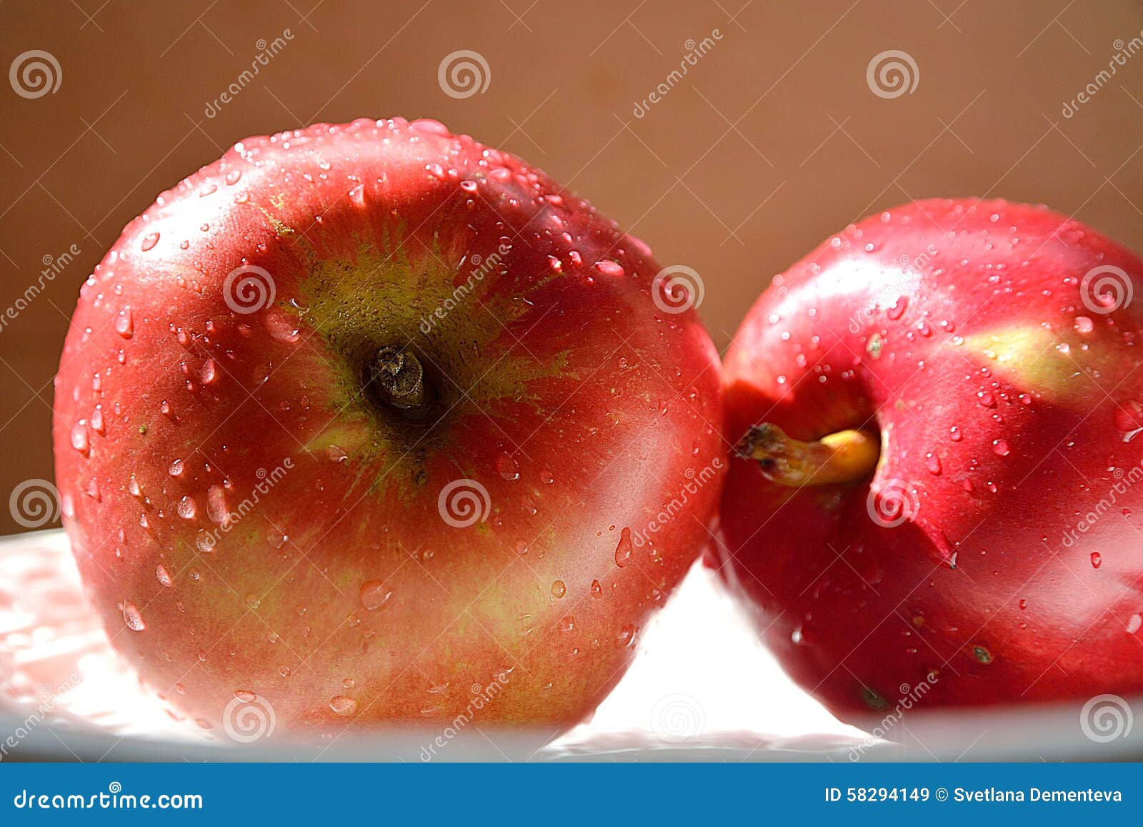 2 rode appelen stock afbeelding. Image of rood, zomer - 58294149