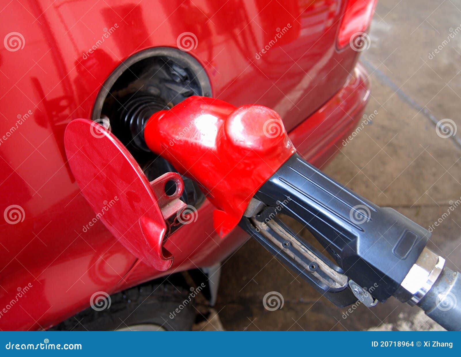 Rode Auto Met Een Benzinepomp Stock Foto - Image of brandstof, auto ...