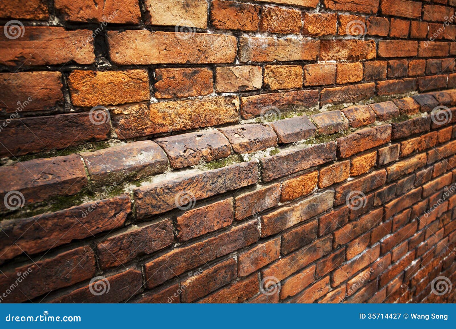 Rode bakstenen muur stock afbeelding. Image of beschadigd - 35714427