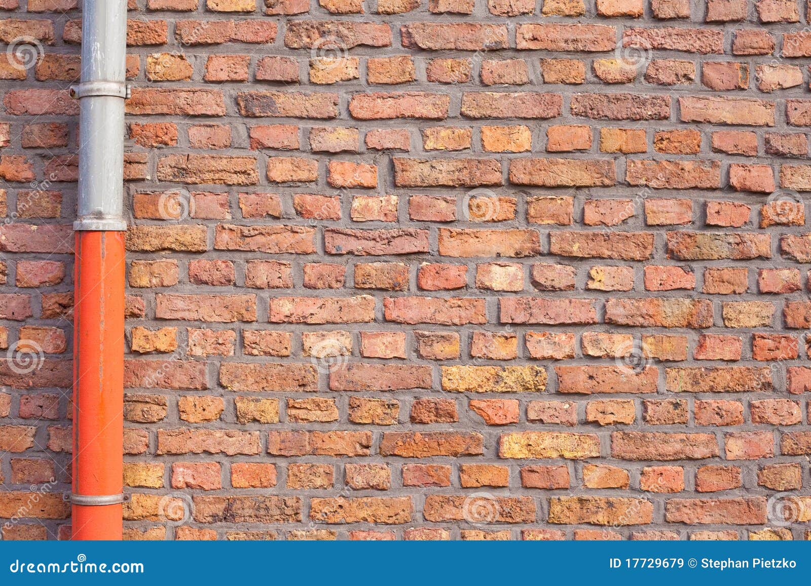 Rode Bakstenen Muur Met Gootpijp Stock Afbeelding - Image of muur ...