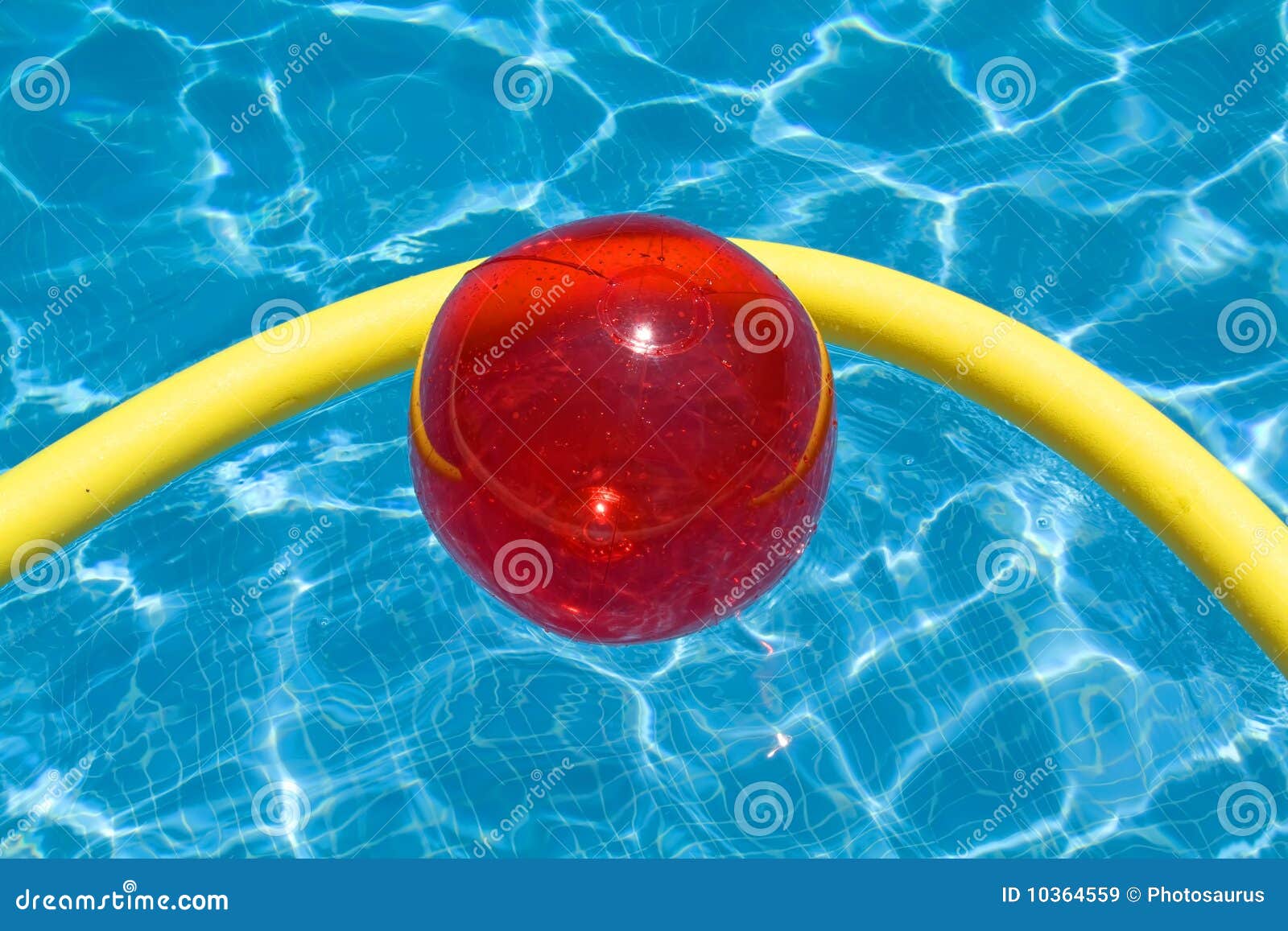 Rode bal in de pool stock afbeelding. Image of zwemmen - 10364559