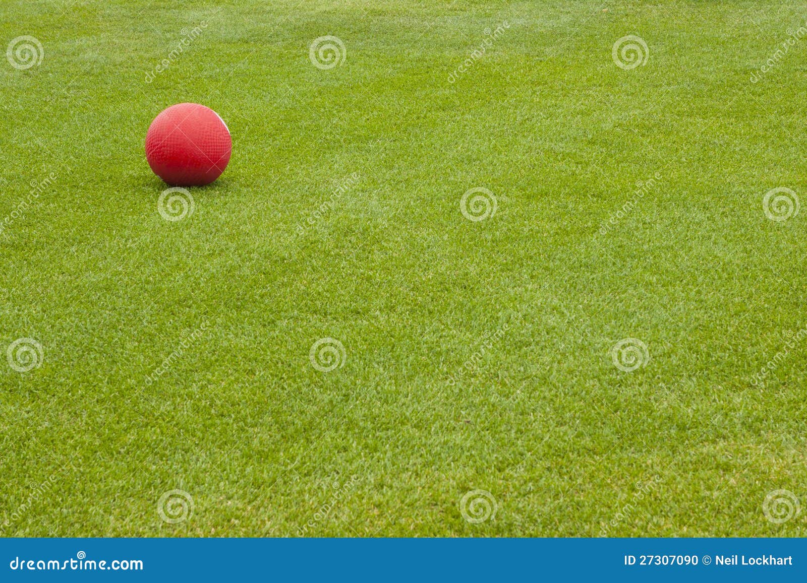 Rode Bal op Groen Gebied stock foto. Image of voet, niemand - 27307090