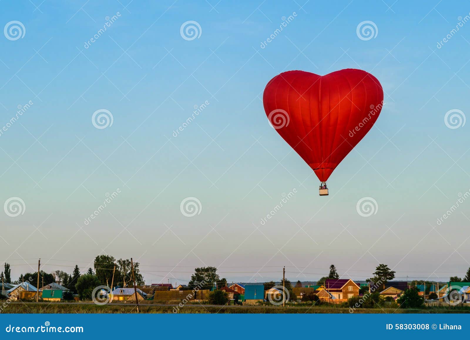 Rode Ballon in De Vorm Van Hart Stock Foto - Image of voorwerp, sport ...