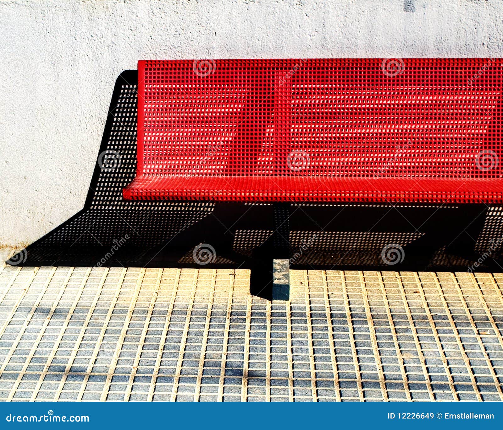 Rode bank stock afbeelding. Image of rood, schaduw, zomer - 12226649