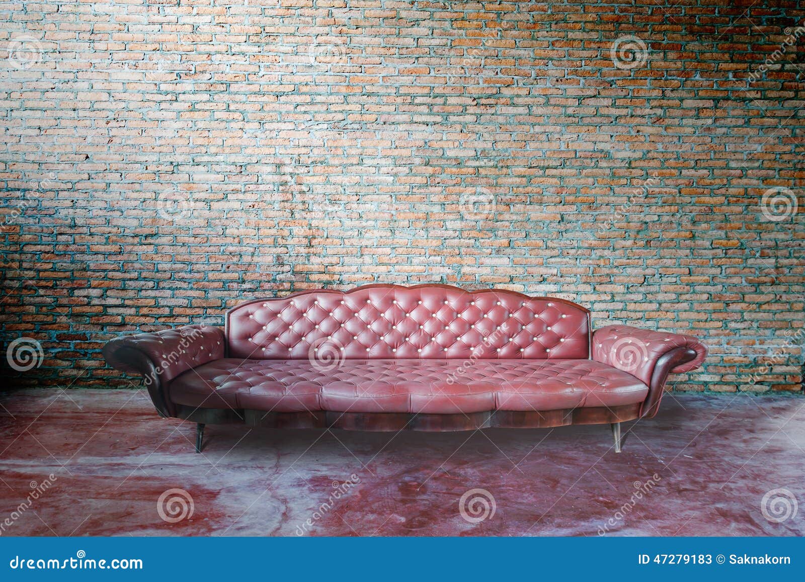 Rode Bank in Uitstekende Ruimte Stock Afbeelding - Image of leer ...