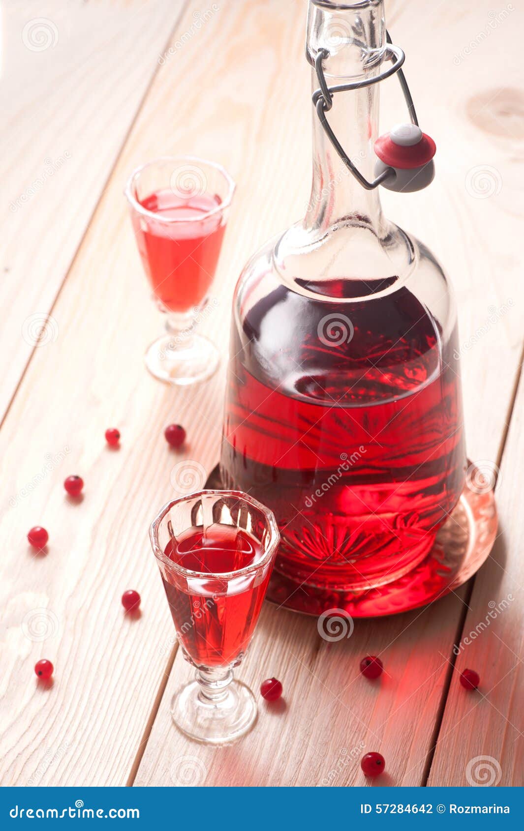 Rode Bessenwijn of Alcoholische Drank Stock Foto - Image of romaans ...