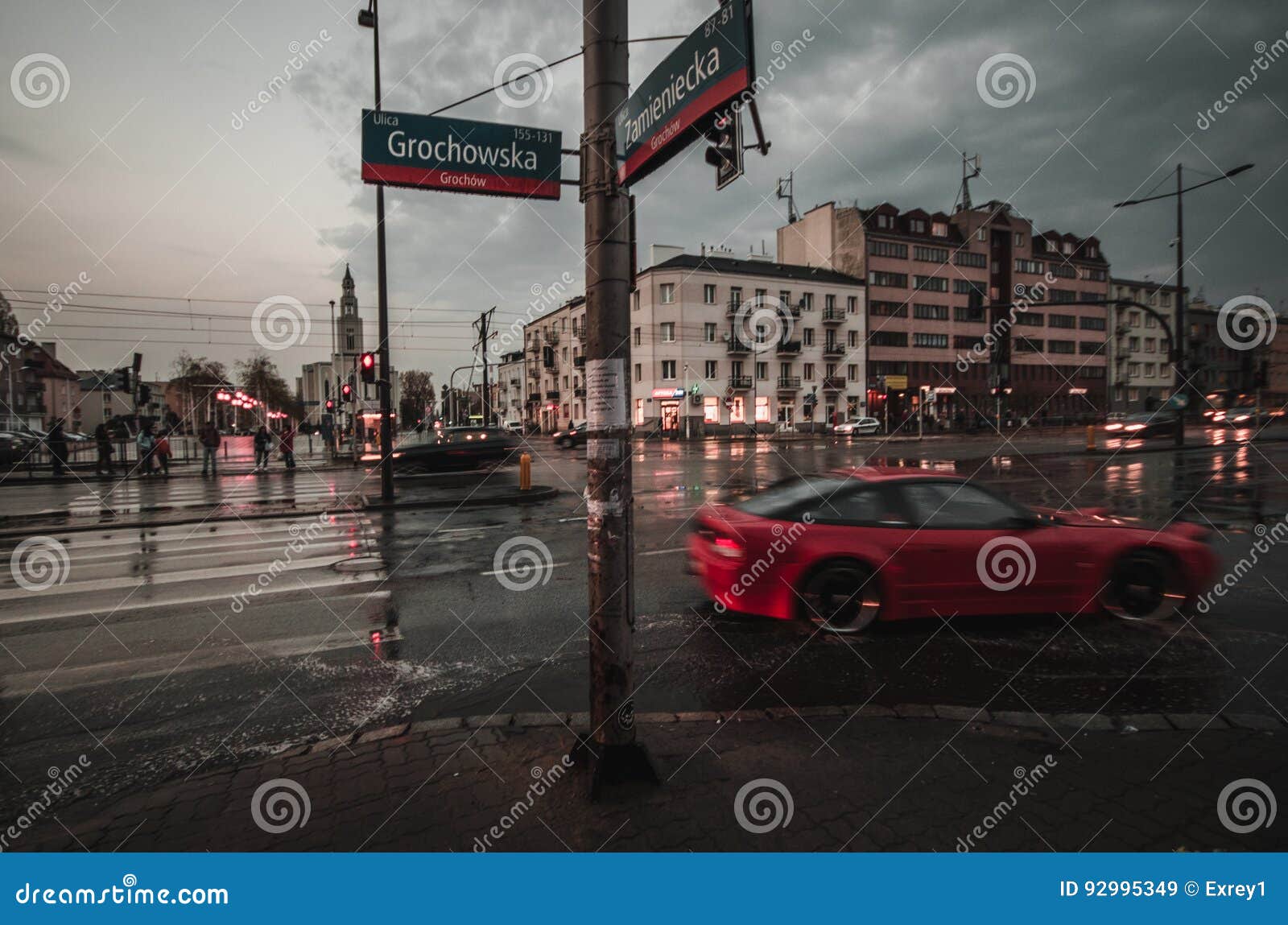 Rode Bewegende Auto Op Een Kruispunt Stock Afbeelding - Image of ...