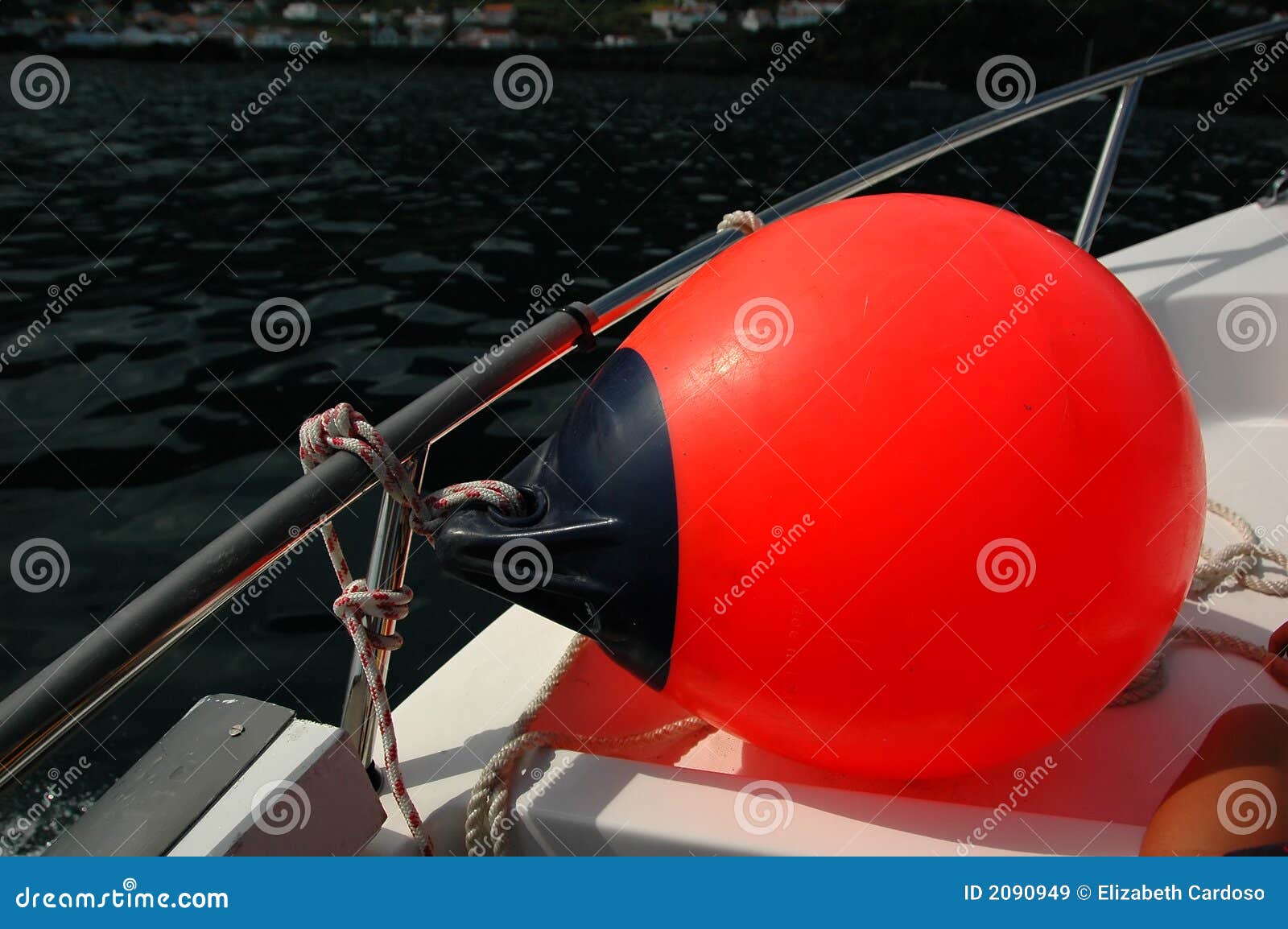 Rode boei op een boot stock afbeelding. Image of strand - 2090949