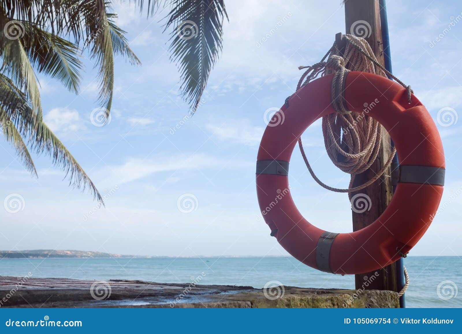 Rode Boei Voor Het Levensbesparing Op Het Strand Stock Foto - Image of ...