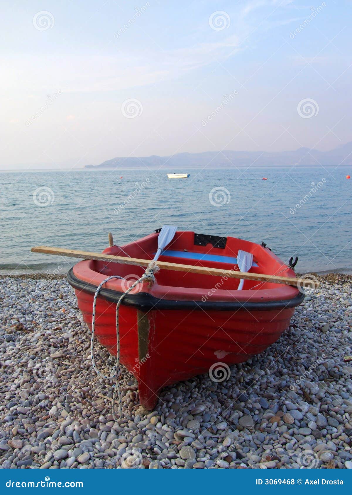 Rode Boot Op Rotsachtig Strand Stock Foto - Image of ashore, boot: 3069468
