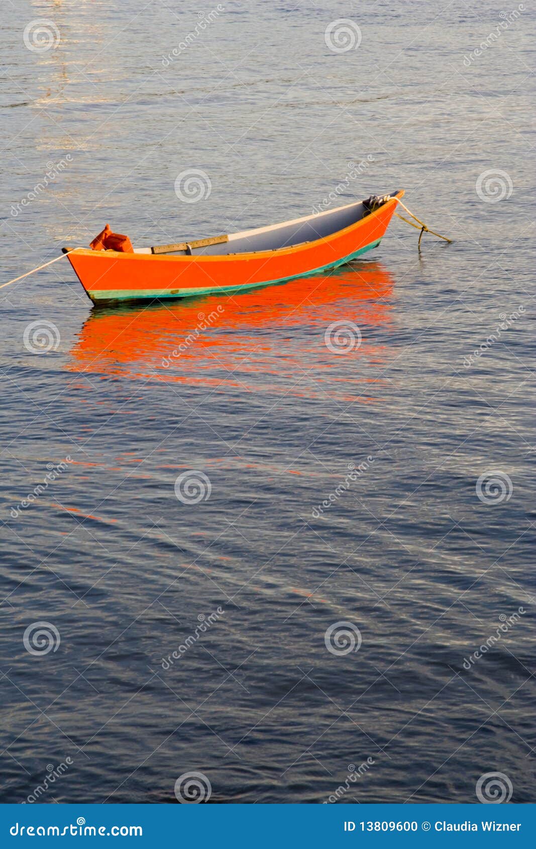 Rode boot op water stock foto. Image of water, energie - 13809600