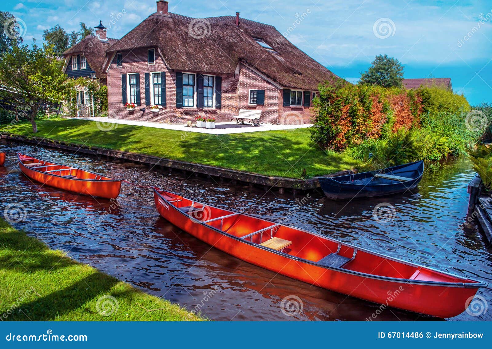 Rode Boot Twee in Het Giethoorn-kanaal Stock Foto - Image of noord ...