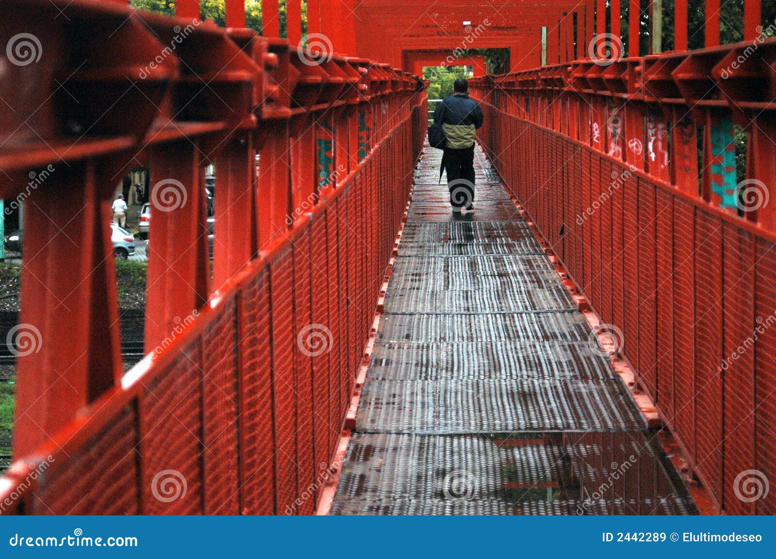 Rode brug redactionele stock afbeelding. Image of lopen - 2442289