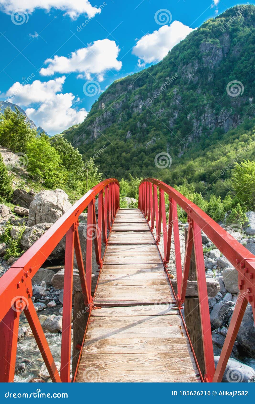 Rode brug in de berg stock foto. Image of reis, nave - 105626216