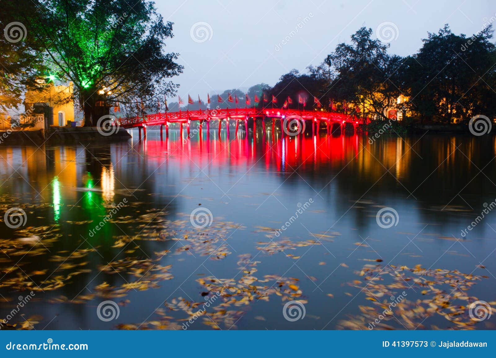 Rode Brug in Het Meer Van Hoan Kiem Redactionele Stock Foto - Image of ...