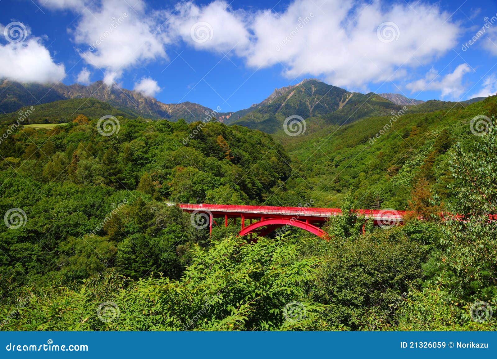 Rode brug met berg stock afbeelding. Image of verkeer - 21326059