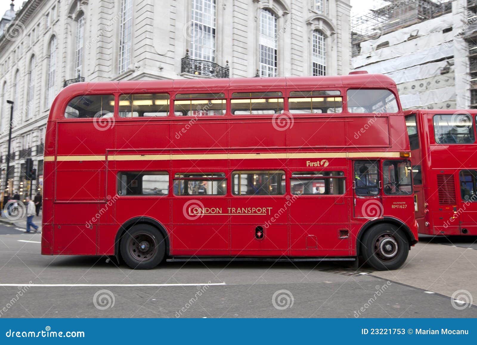 Rode bus redactionele stock foto. Image of monopolie - 23221753