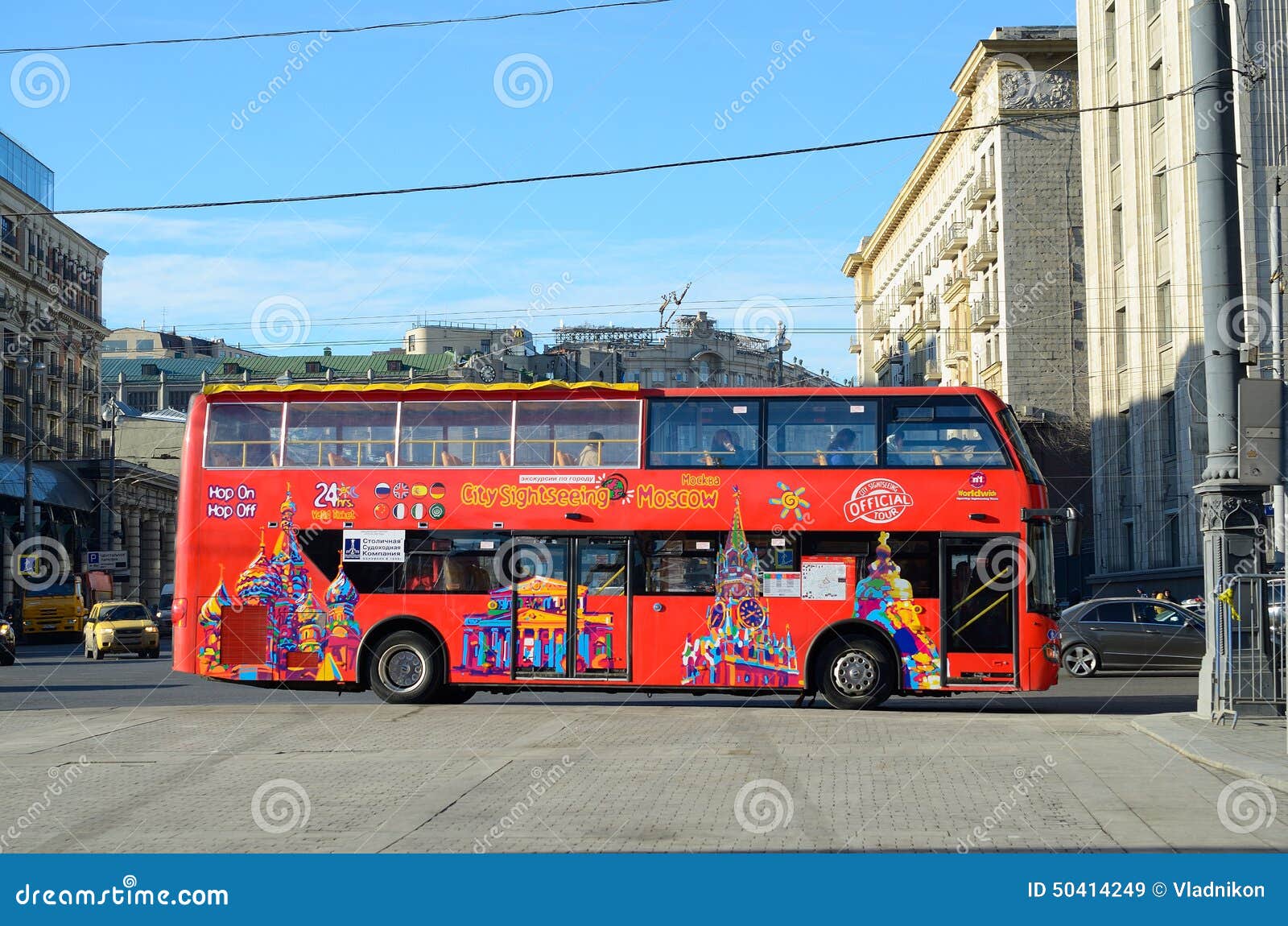 Rode bus in de straat redactionele stock afbeelding. Image of kapitaal ...