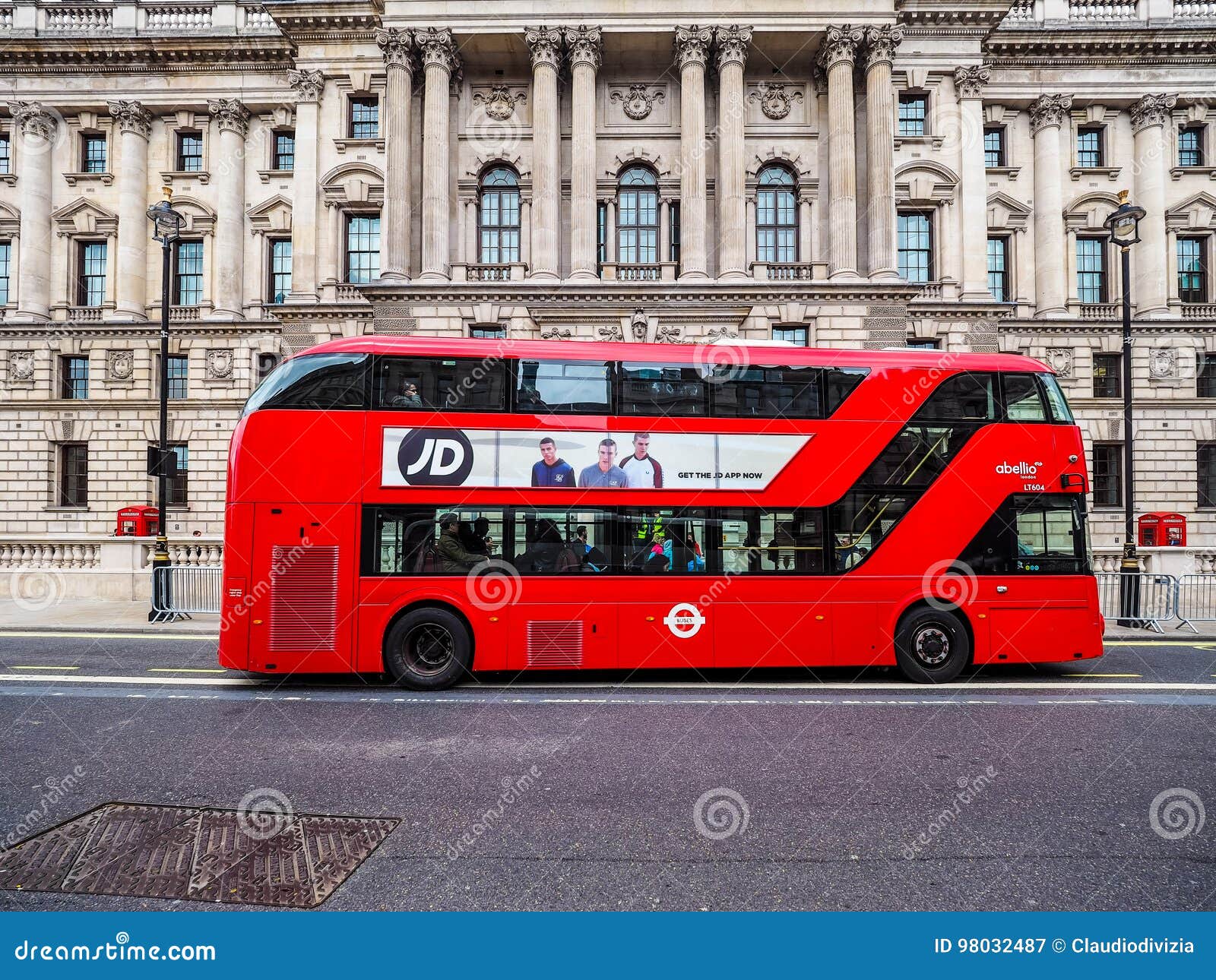 Rode bus in Londen (hdr) redactionele fotografie. Image of ligplaats ...
