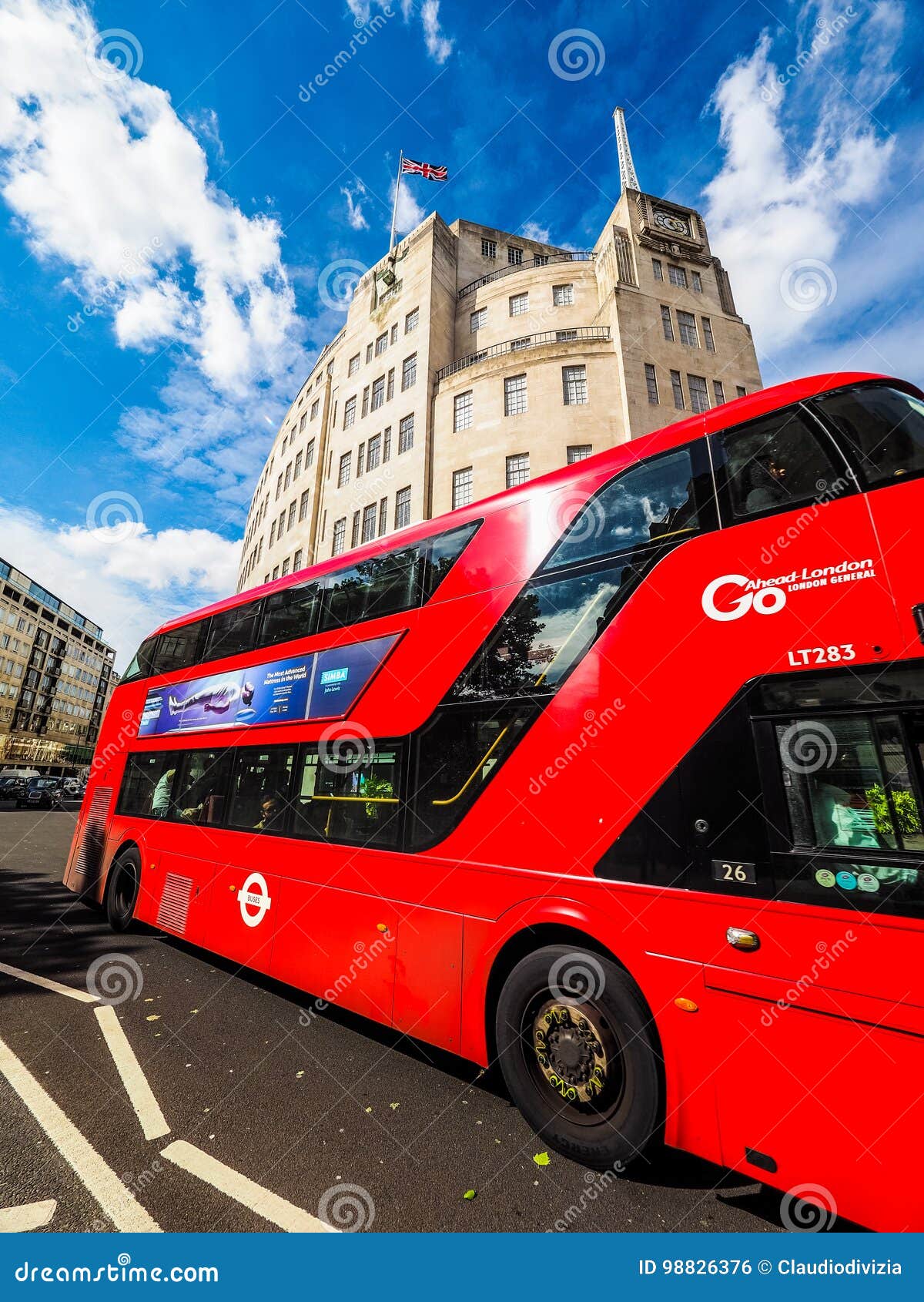 Rode bus in Londen (hdr) redactionele foto. Image of londen - 98826376