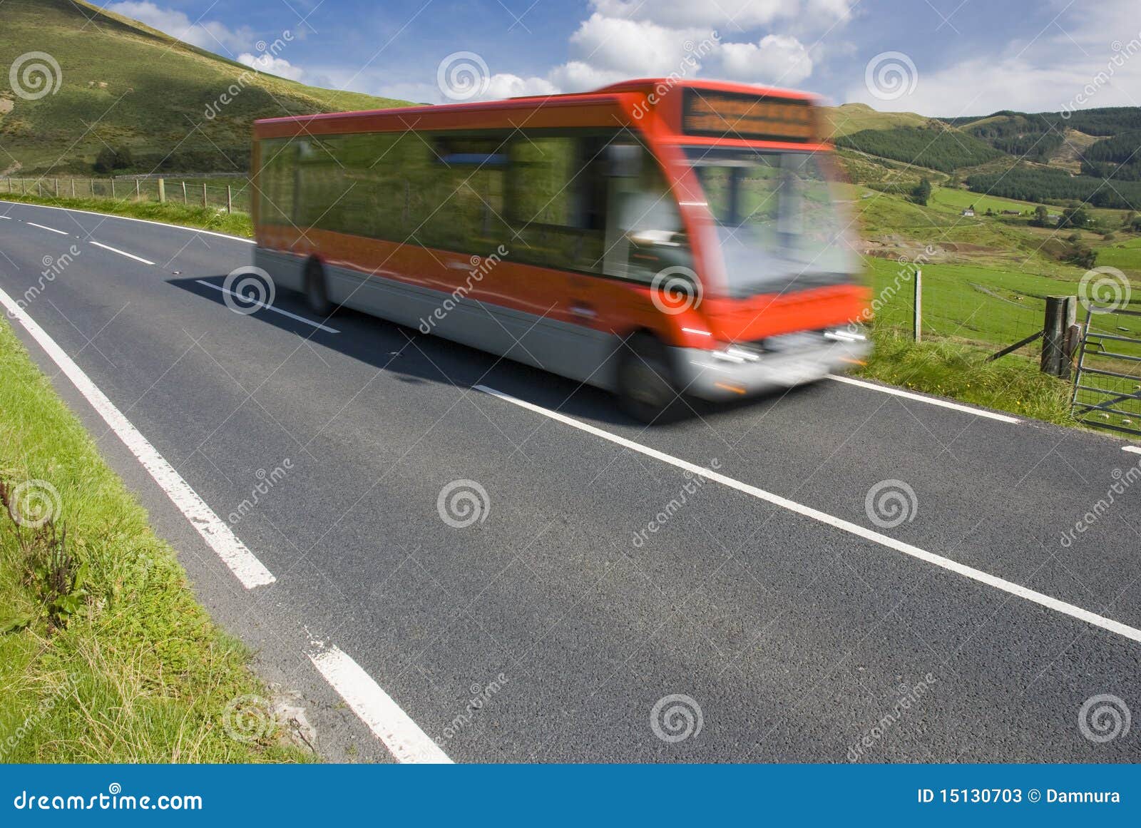 Rode bus op landelijke weg stock afbeelding. Image of beweging - 15130703