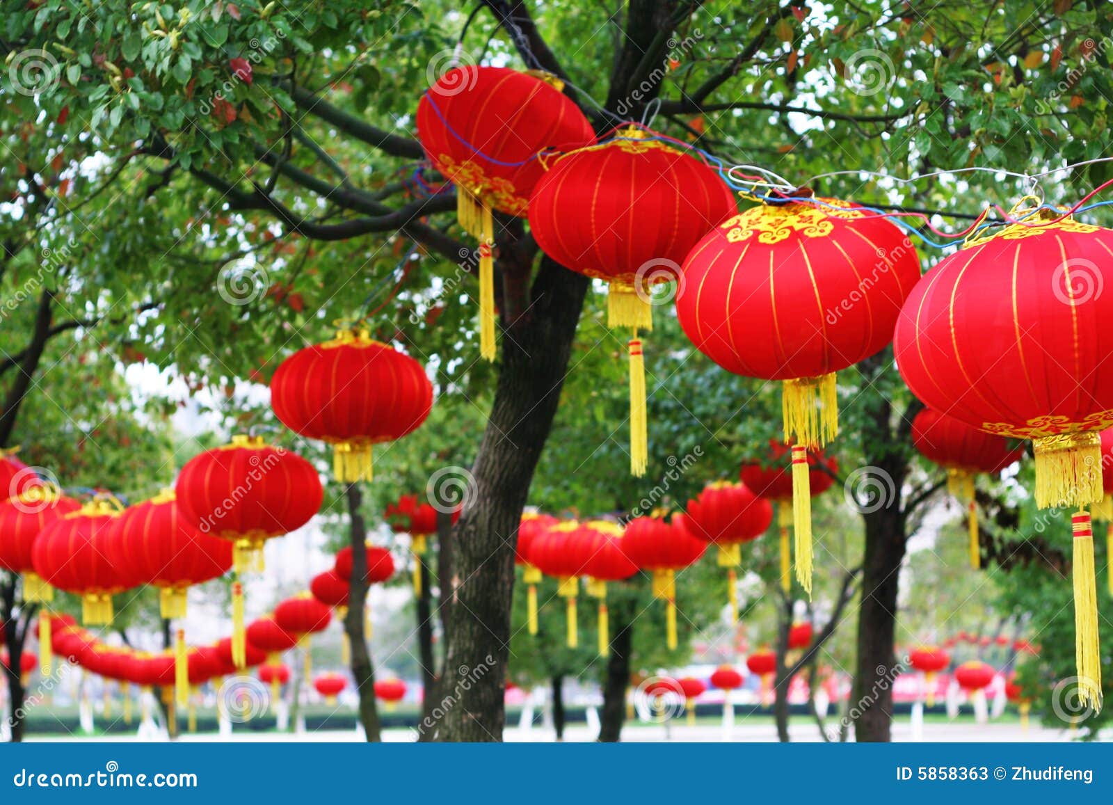 Rode Chinese lantaarn stock afbeelding. Image of carnaval - 5858363