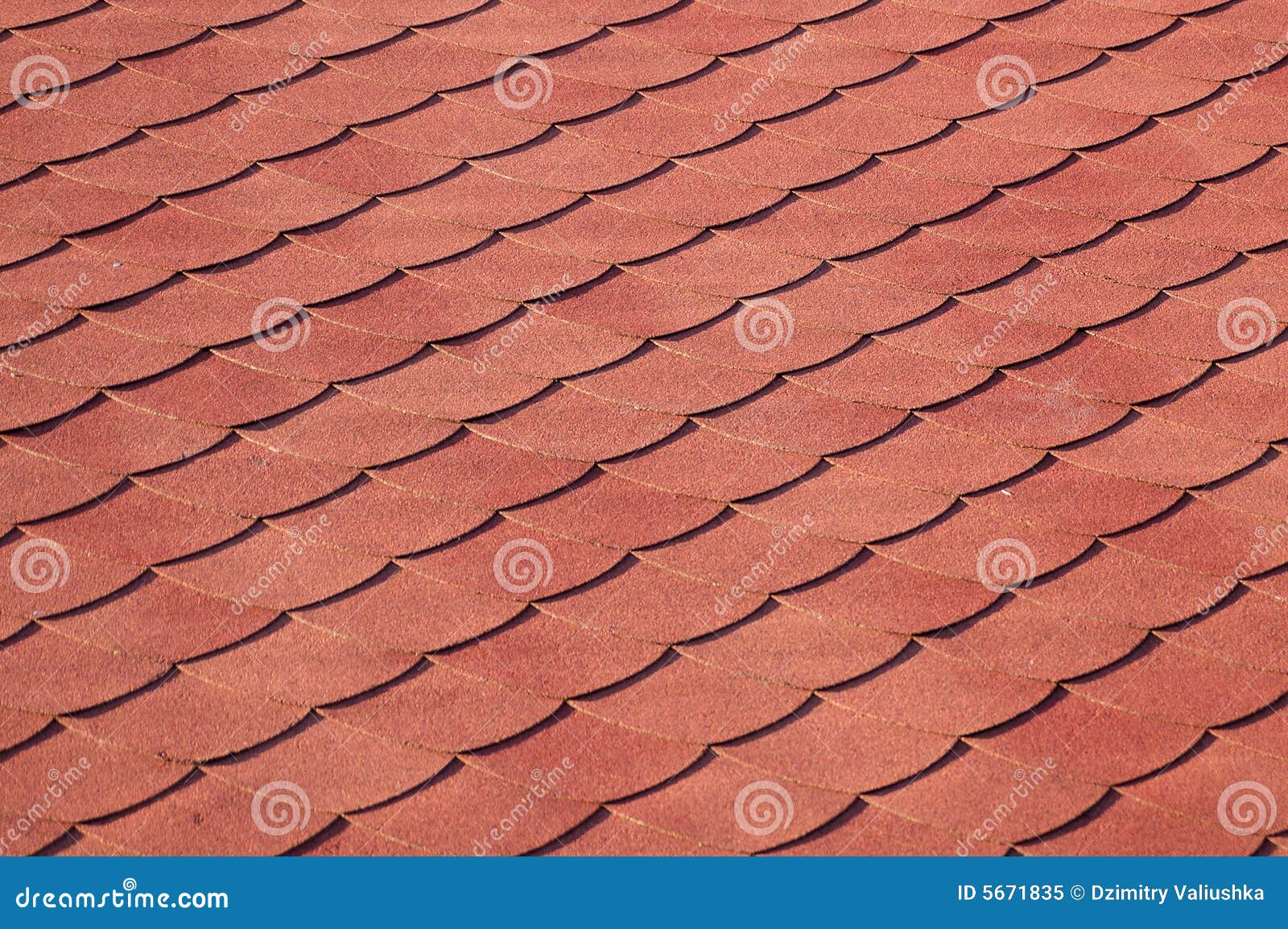 Rode daktegel in de zon stock afbeelding. Image of dekking - 5671835