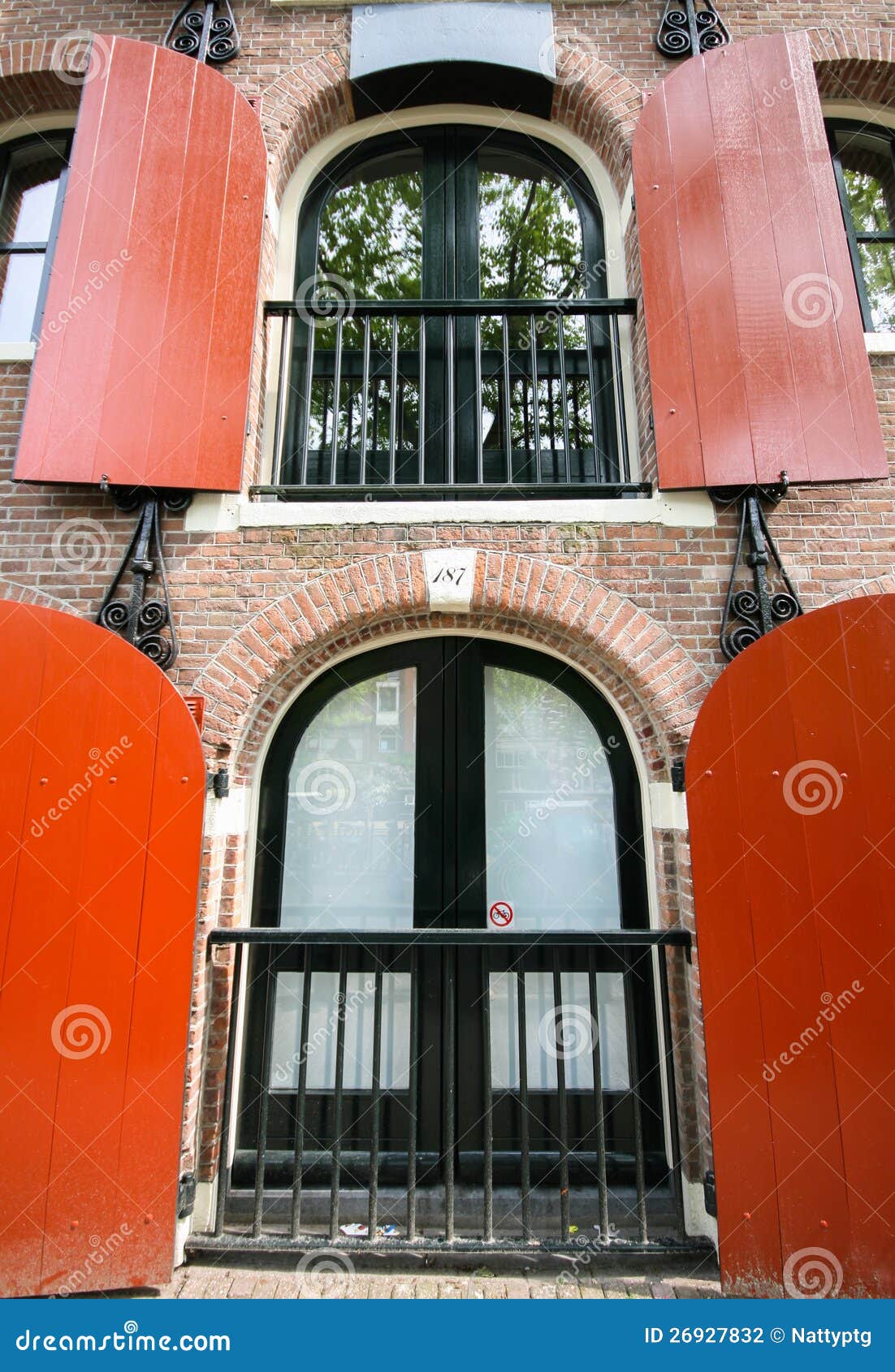 Rode deur stock foto. Image of venster, europees, architectuur - 26927832