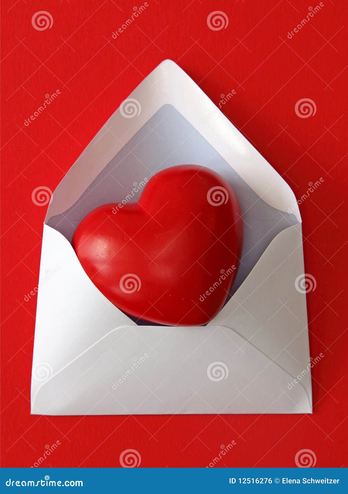 Rode Document Envelop Met Hart Stock Foto - Image of hart, knippen ...