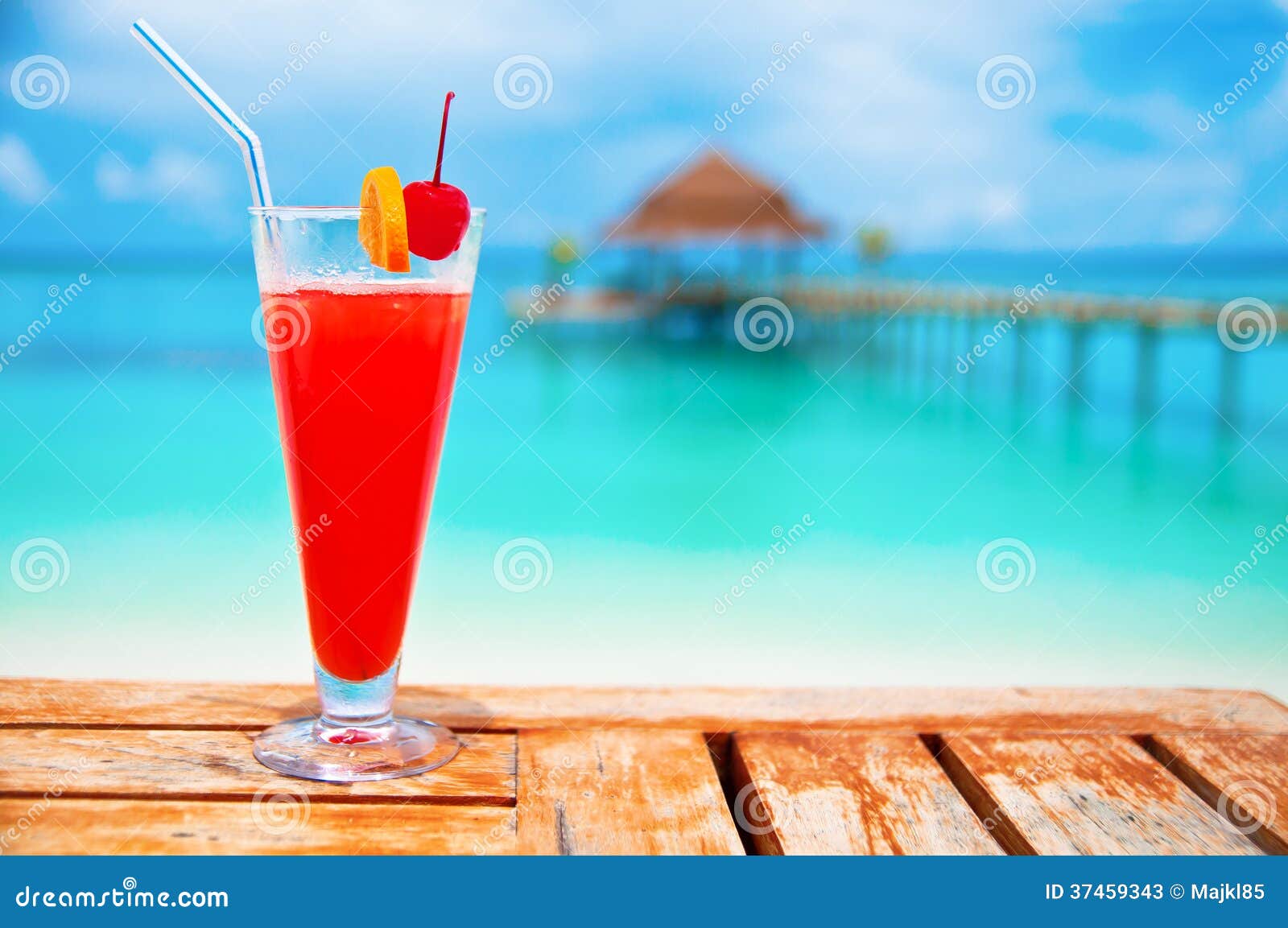 Rode drank bij een strand stock afbeelding. Image of zomer - 37459343