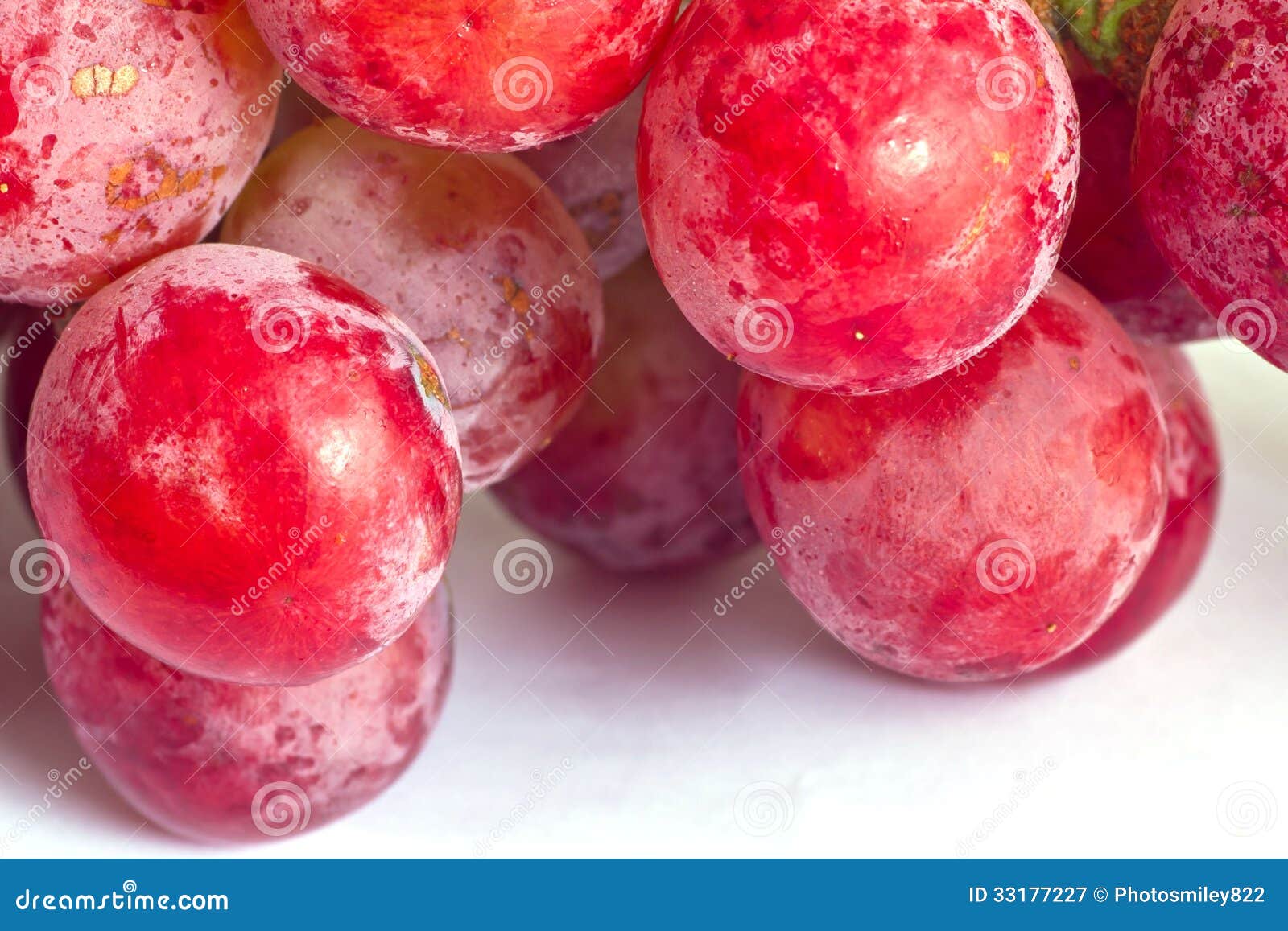 Rode druiven stock afbeelding. Image of kleur, achtergrond - 33177227