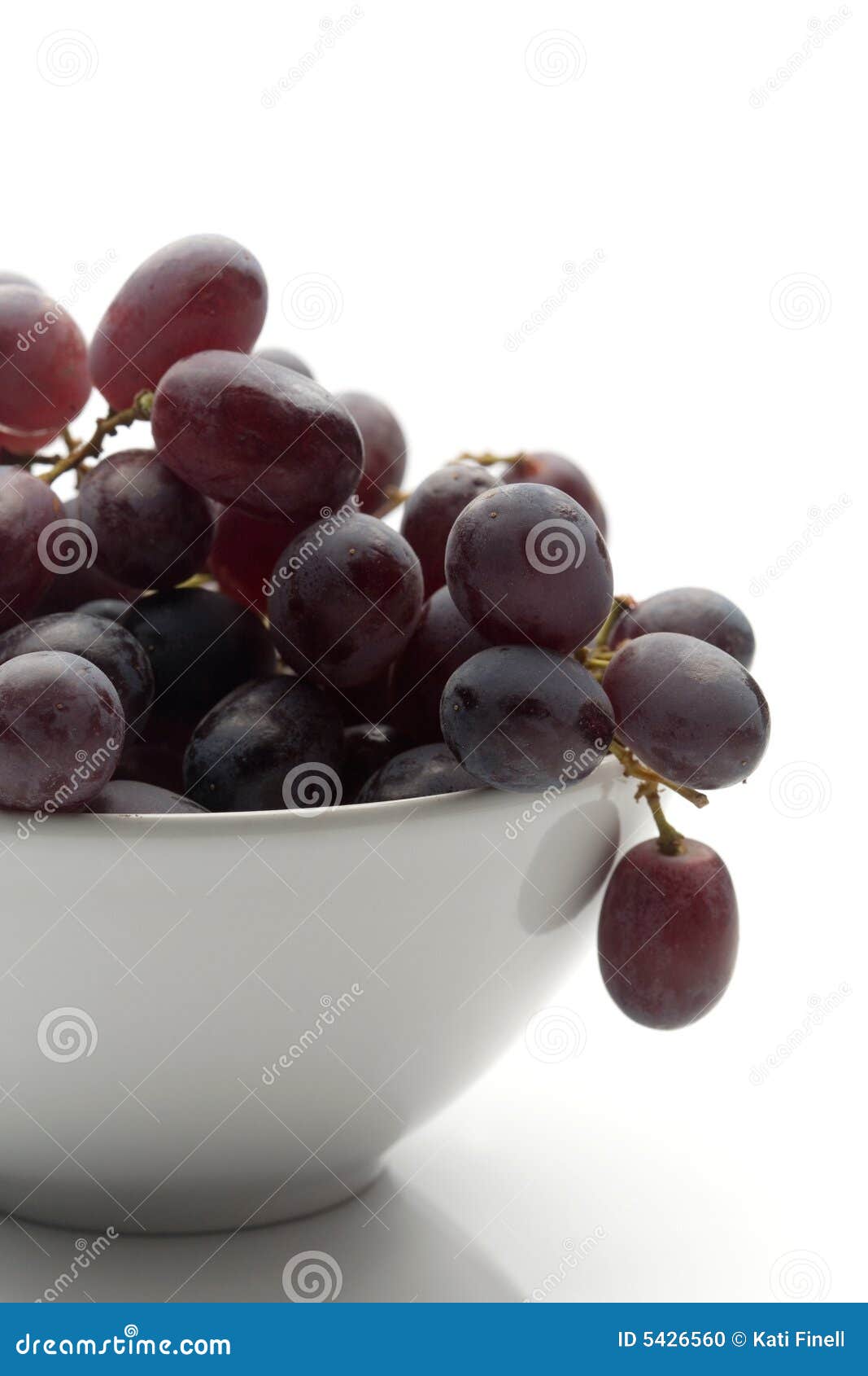 Rode druiven stock foto. Image of geïsoleerd, eten, snack - 5426560