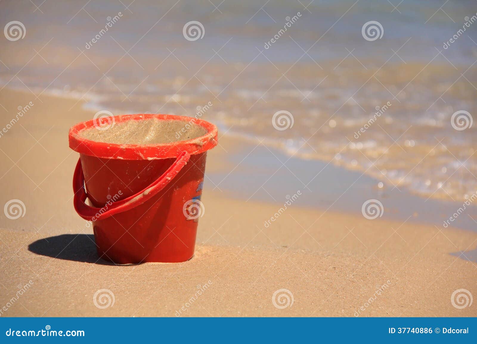 Rode emmer stock foto. Image of emmer, strand, rust, respijt - 37740886