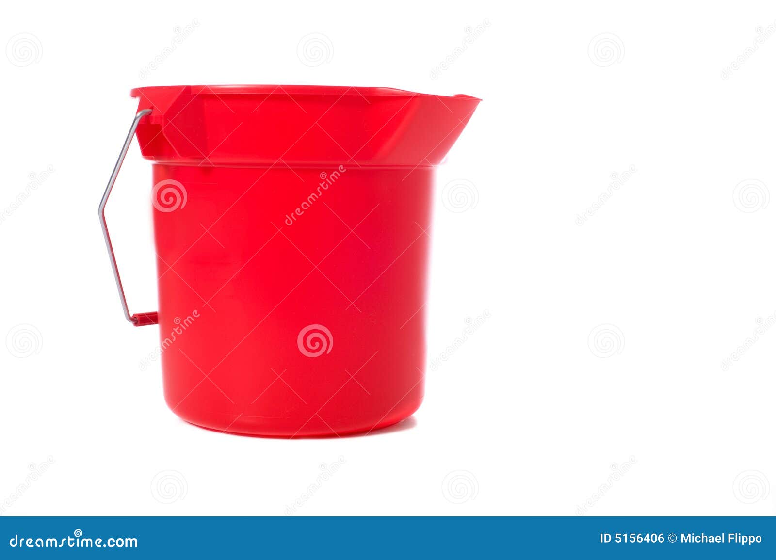 Rode Emmer stock foto. Image of verbleek, handvat, rood - 5156406