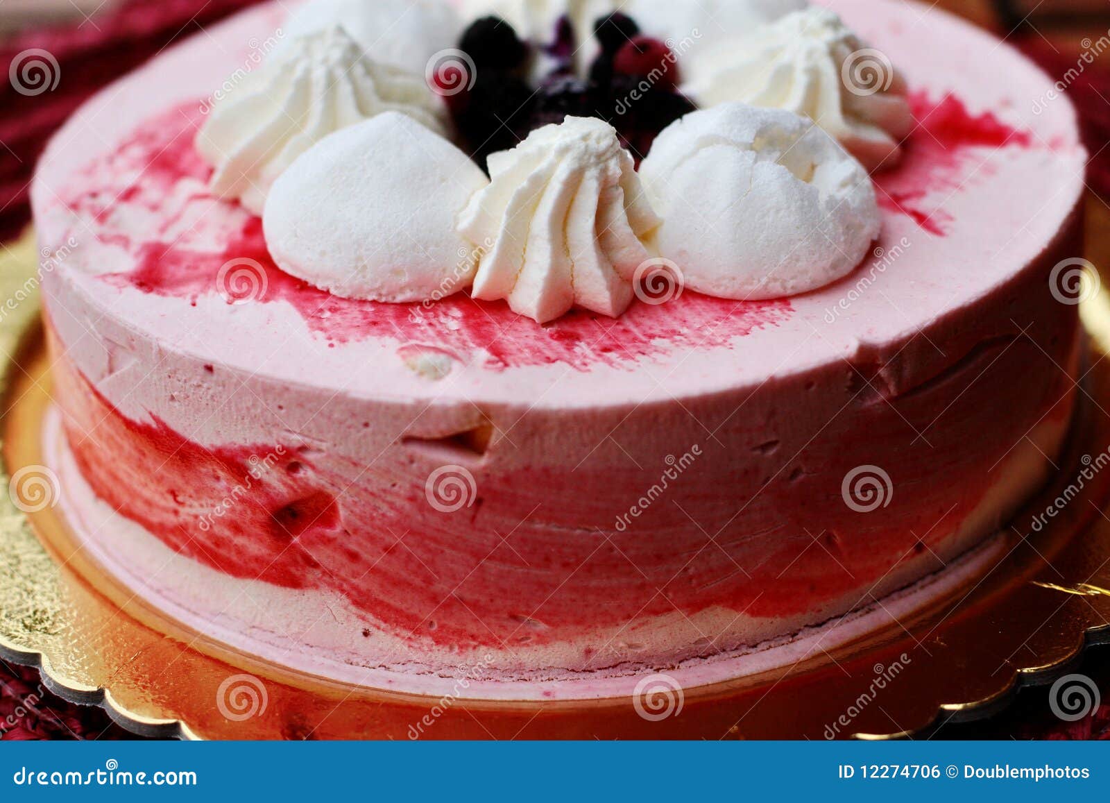 Rode en roze cake stock foto. Image of bosbes, goud, zuivelfabriek ...