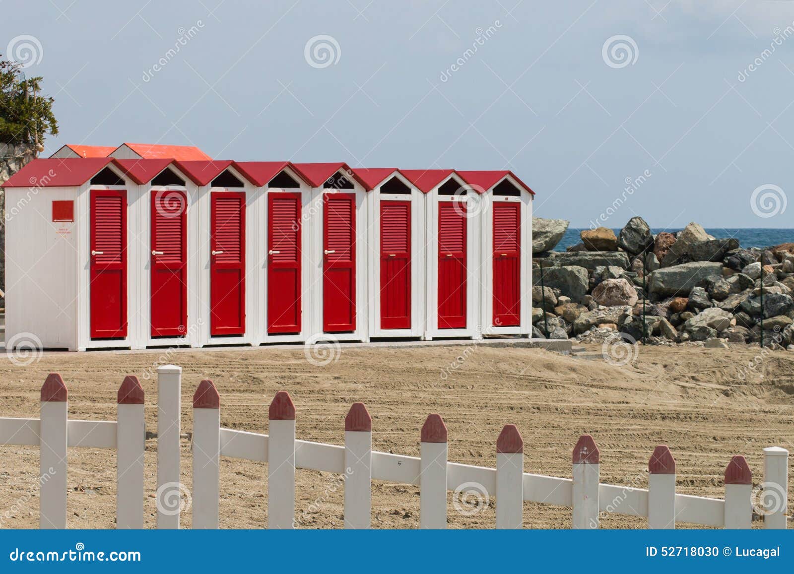 Rode En Witte Strandcabines En Omheining Stock Foto - Image of strand ...